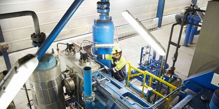 eHydroCOM I Electric Stepless Capacity Control System - hoerbiger.com